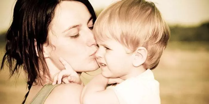 مادر بچه را می بوسد