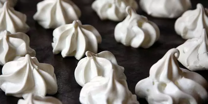 በመጋገሪያ ወረቀት ላይ Meringue