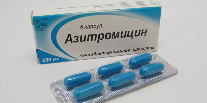 Azitromicino pakuotė ir kapsulės