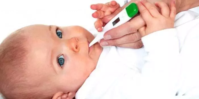 Et barn med et termometer i munnen