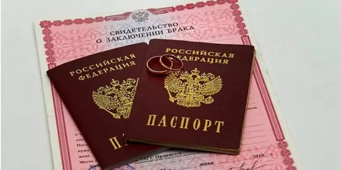 विवाह प्रमाण पत्र और अंगूठियों पर पासपोर्ट