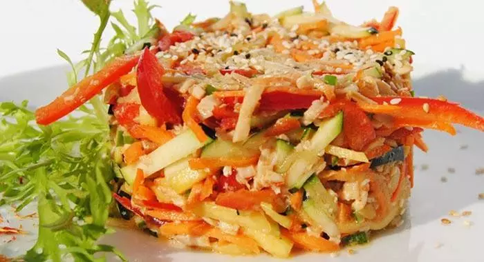 Thai sòs salad poul - resèt ak foto