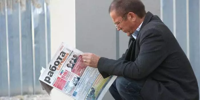 一個人在看報紙