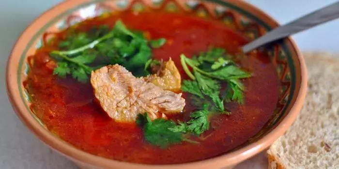 Borscht củ cải nóng trong nước dùng thịt