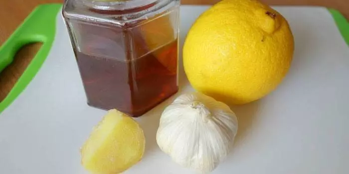 Honey infusion with garlic and lemon