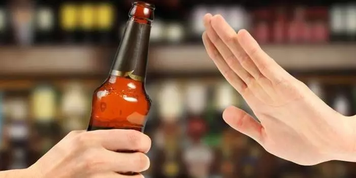 Sticlă de bere în mână