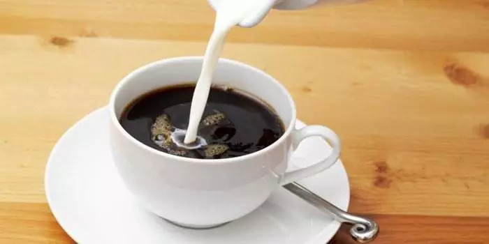 Přidání mléka do kávy
