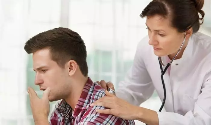 Doktor hastada nefes darlığı nedenlerini belirler
