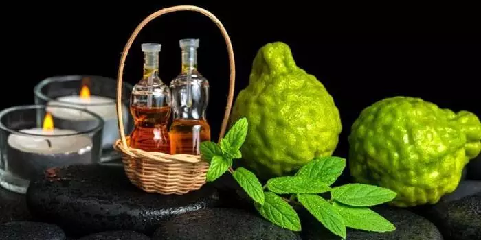 Bergamot आवश्यक तेल