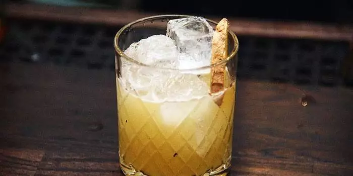Cocktail dans un verre avec de la glace