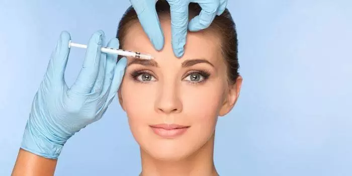 ကောင်မလေးကို botulinum toxin ဆေးထိုးပေးတယ်