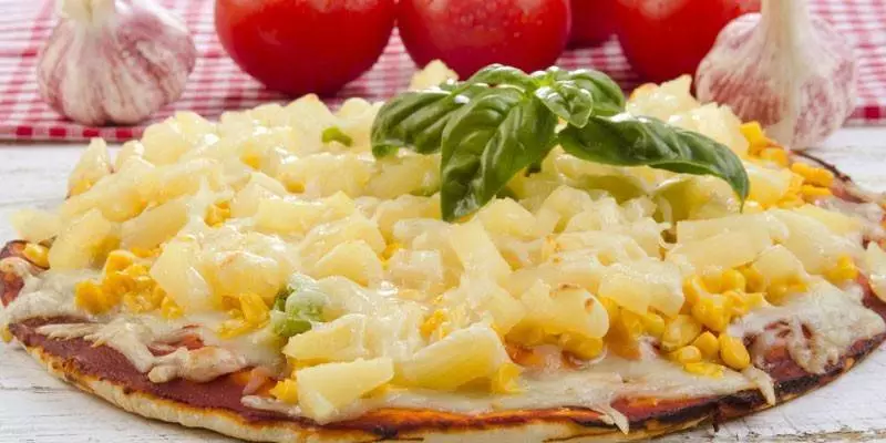 Ananas ve mısır ile pizza