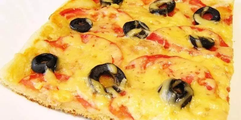 Ananas, zeytin ve domatesli pizza