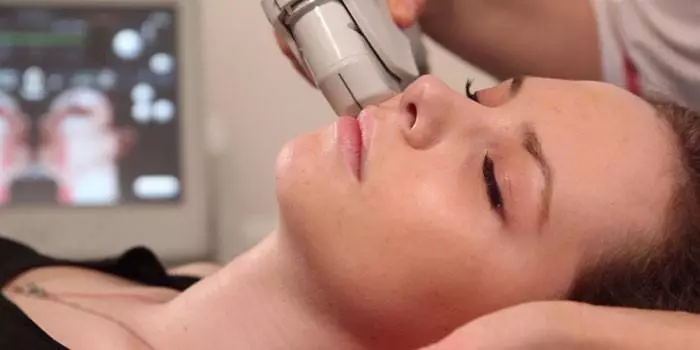 a esteticista realiza o procedimento