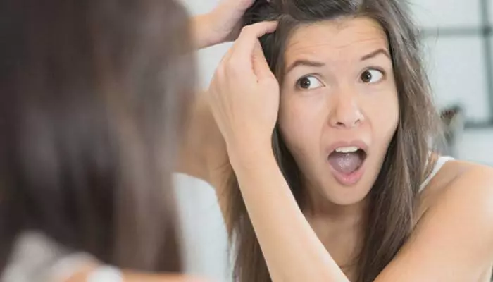 Acné sur la tête dans les cheveux : causes et traitement chez les femmes et les hommes