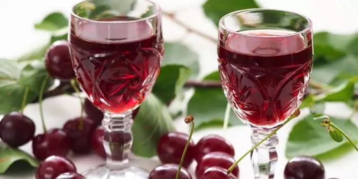 Vinske čaše sa tinkturom i višnjama