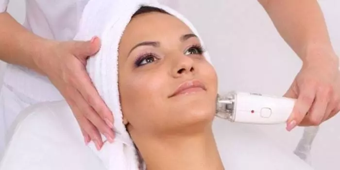 Una mujer recibe un masaje facial con hardware de vacío