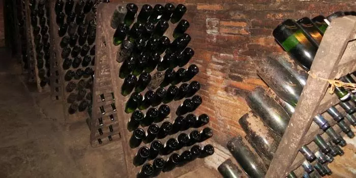 بطری های شراب در زیرزمین