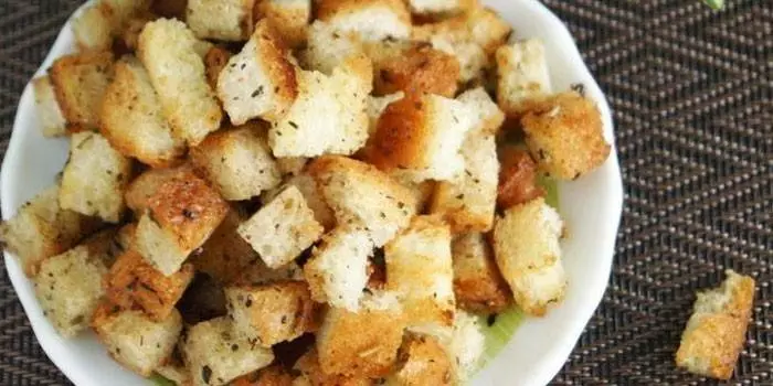 Croutons në një pjatë