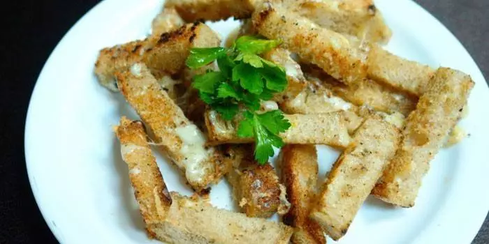 পনির সঙ্গে Croutons