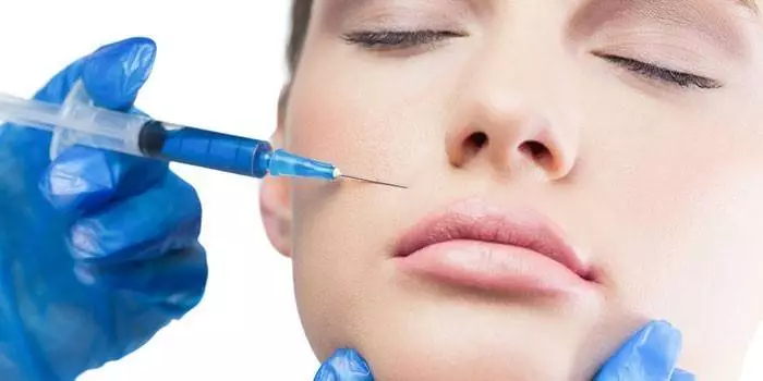 Một phụ nữ bị tiêm botox vào mặt