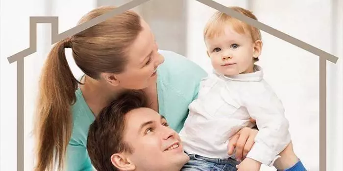 Mãe, pai e filho pequeno