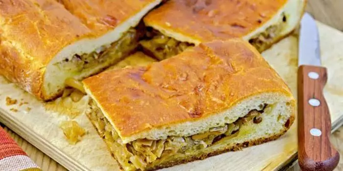 Empanada con gelé con repolo e cogomelos