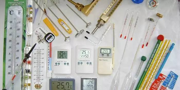 Razni instrumenti za mjerenje temperature vode