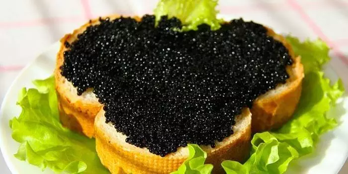Sanduíche com caviar preto