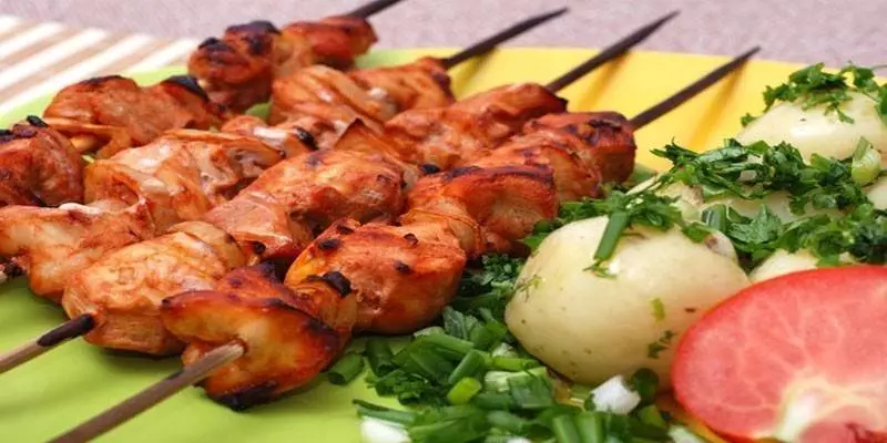 Air mineral shashlik dengan lemon