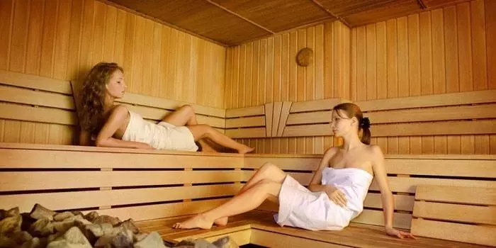 Wanita di sauna