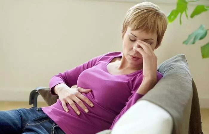 Une femme reçoit de l'oméprazole pour les douleurs à l'estomac