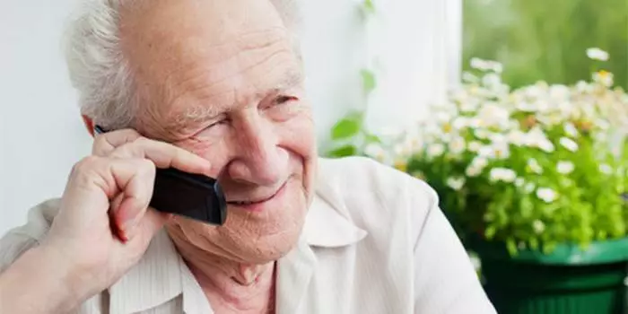 Starší muž hovorí do mobilu