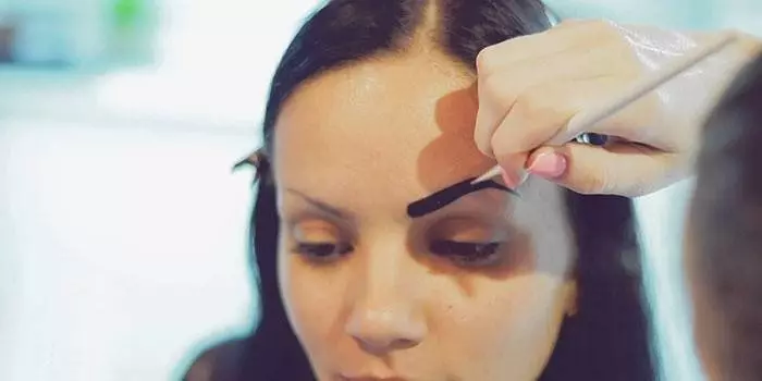 Tinte de cejas con henna: técnica biotattoo en casa