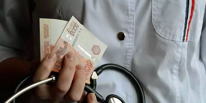 Geld in de handen van een gezondheidswerker