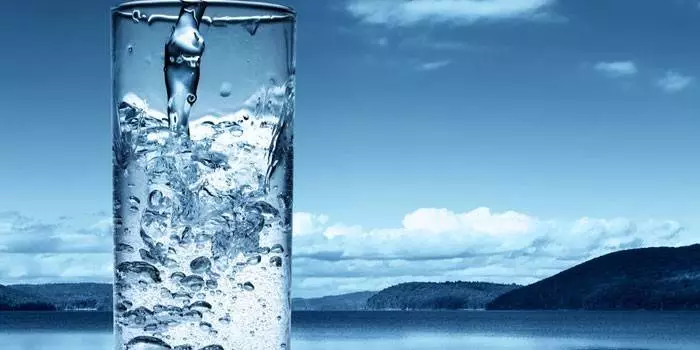 Wasser im Glas