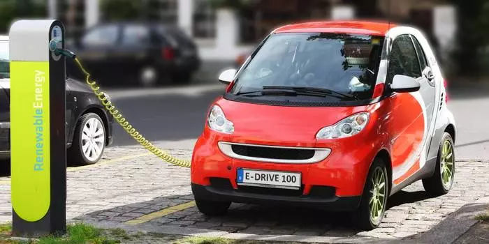 Voiture électrique dans une station-service