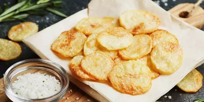 Kartupeļu čipsi mikroviļņu krāsnī
