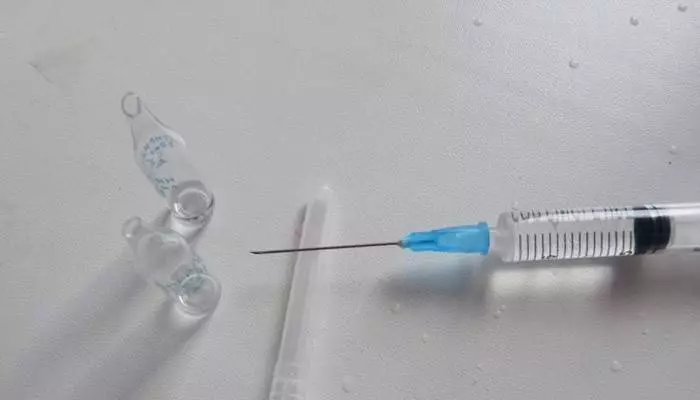 Syringe ug ampoules alang sa indeyksiyon