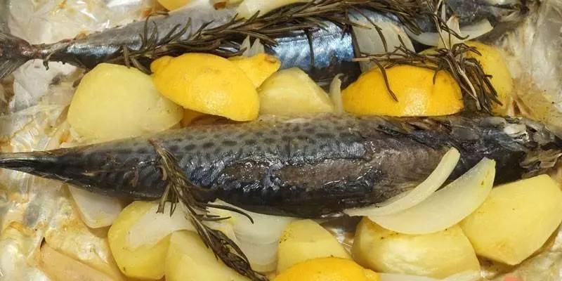 Baked mackerel with potatoes