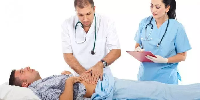 Metge i infermera examinant el pacient