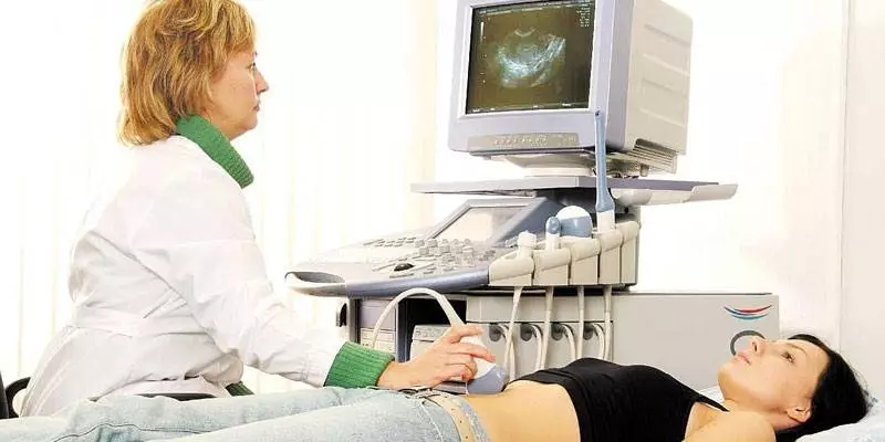 Batang babaye nga gisusi sa ultrasound ang mga organo sa tiyan