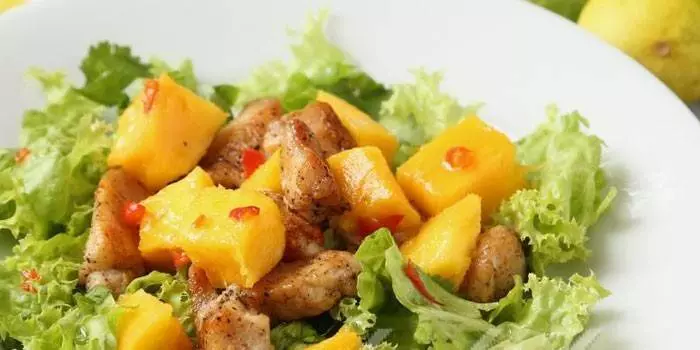 Mangó salat með grilluðum kjúklingi