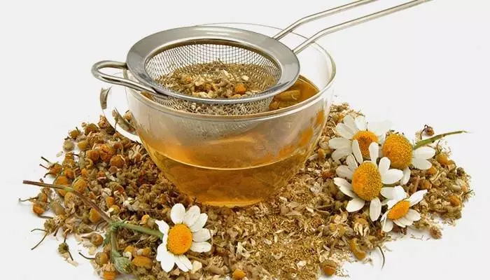 Chamomile decoction rau ntuj zas plaub hau daj