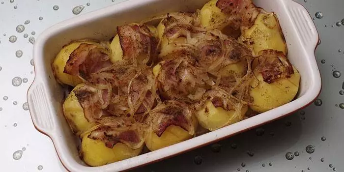 Mga inihurnong patatas na may bacon at mga sibuyas