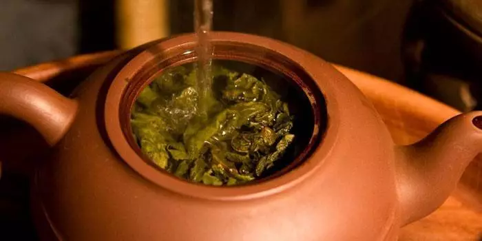 Parzenie zielonej herbaty
