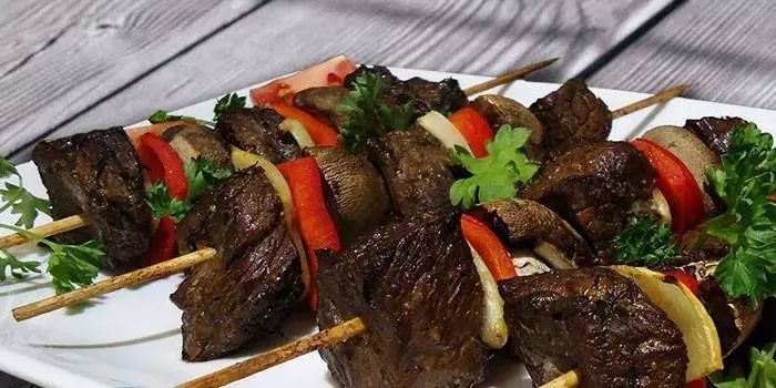 Skewers मा पकाएको मासु