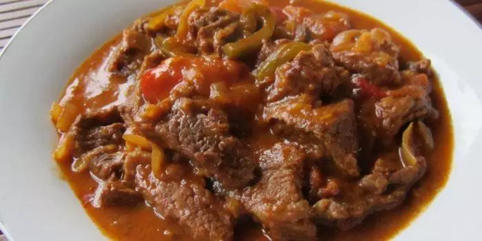 एक ढिलो कुकर मा बीफ goulash