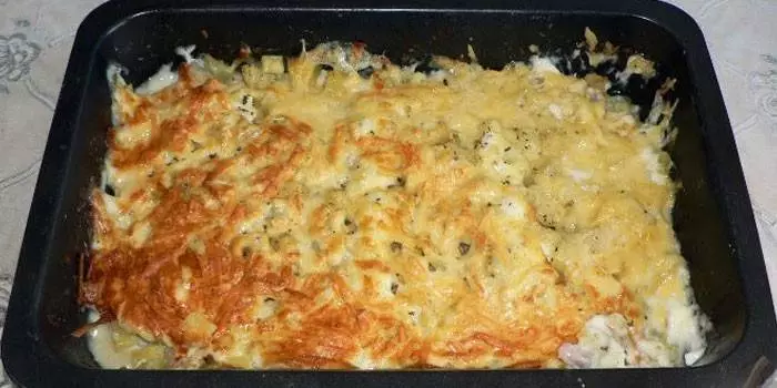 Potato casserole with chicken fillet in the oven