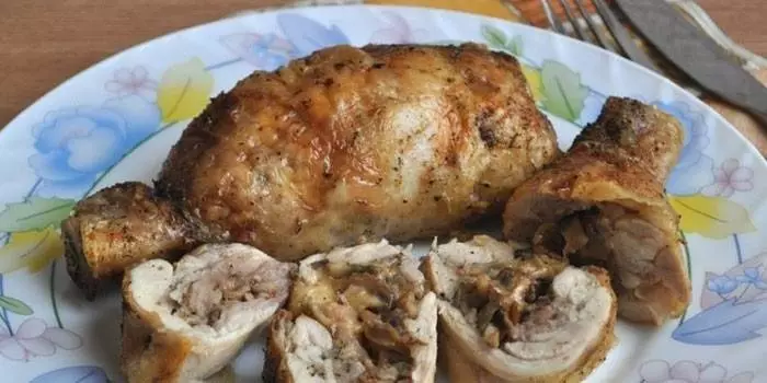Cosce di pollo ripiene disossate - ricette passo passo per cucinare con una foto